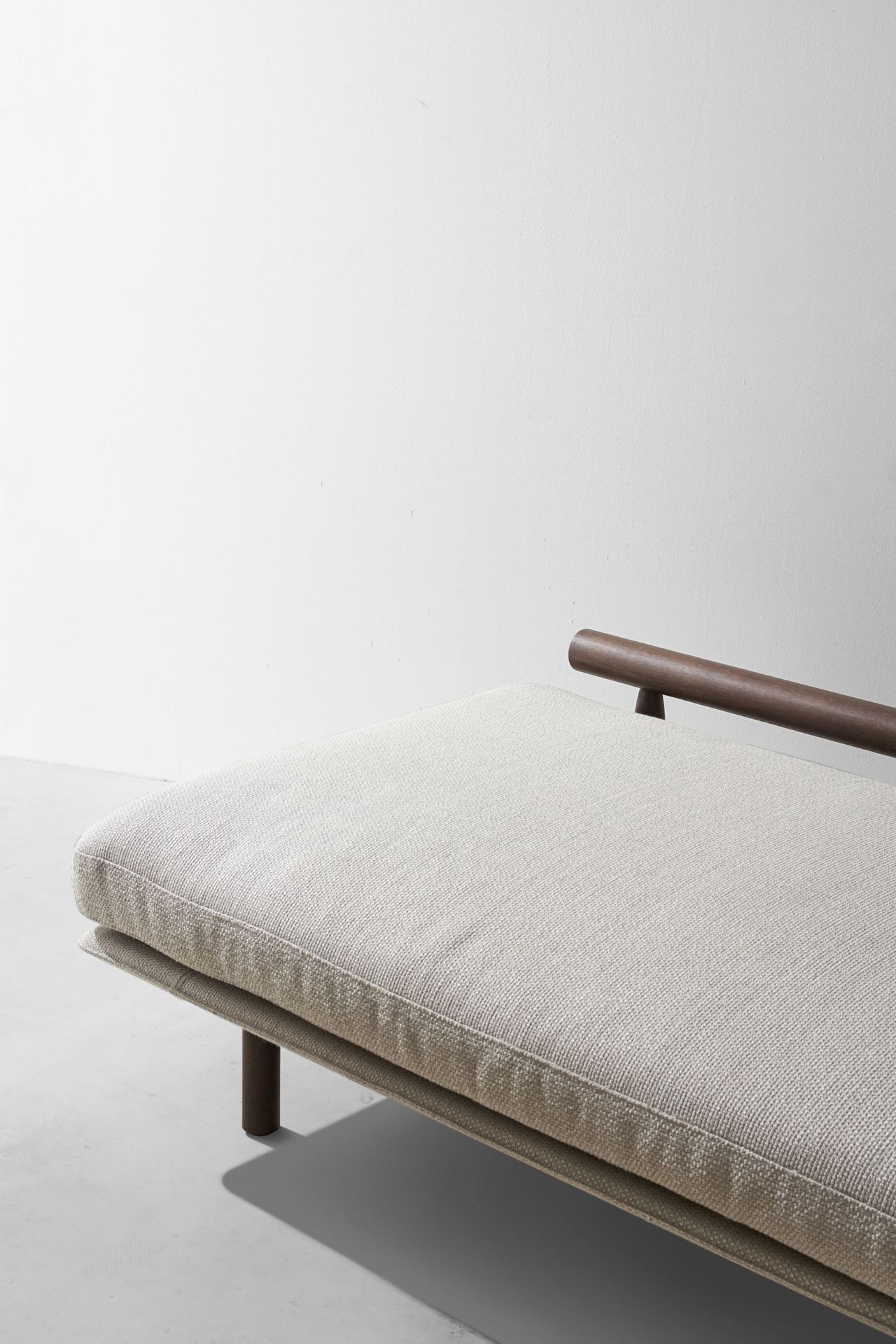 Stilt Daybed - Chaises & Tabourets | Livingstone